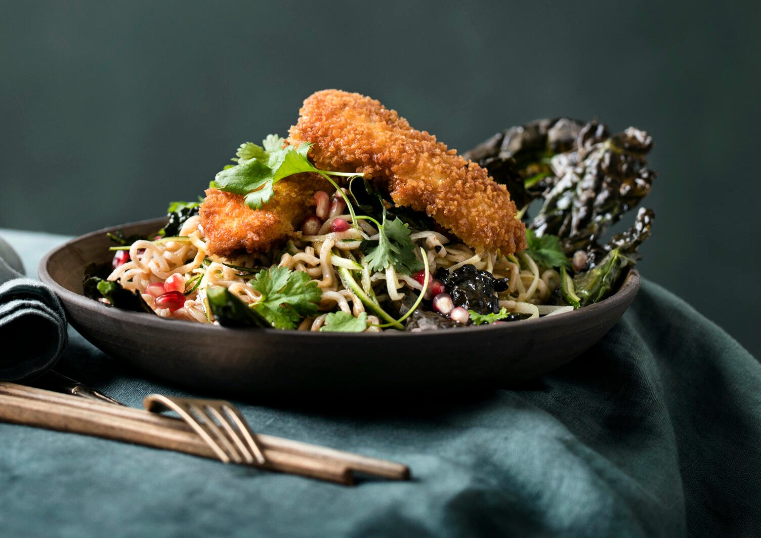 Varm nudelsallad med vegokyckling - Tidningen Hälsa