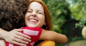 Kramar kan få oss att må bättre – det här händer i kroppen